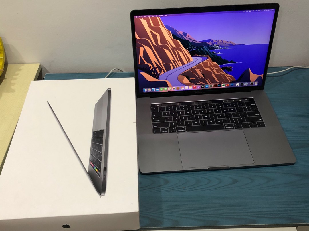 Excellent condition MacBook Pro 15" top specs 6-core i7 dual graphics ...