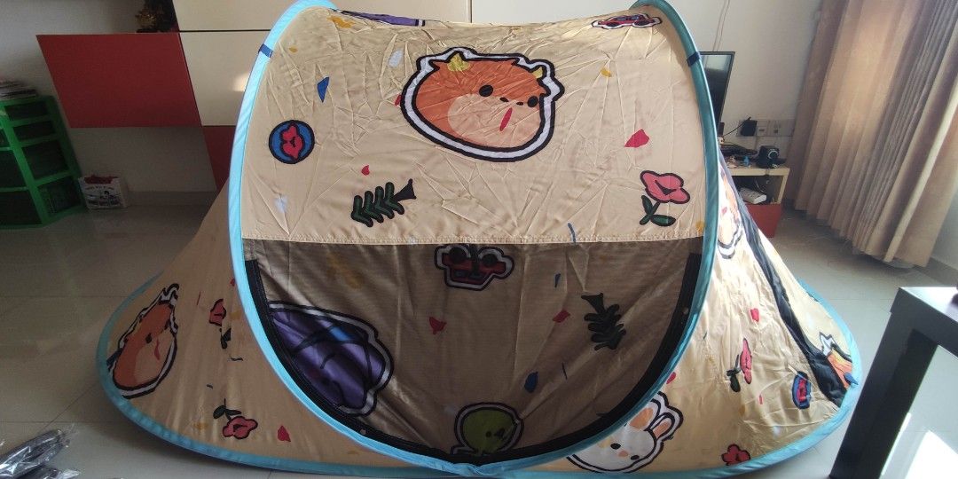 Foldable tent, able to fit in 4 adults. NO assembly required. Tent Open ...