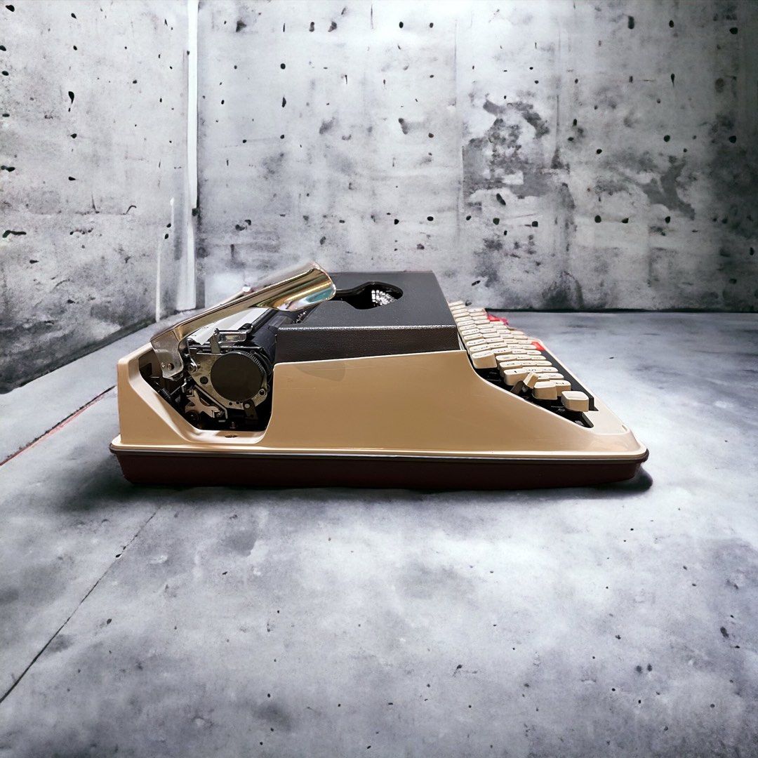 Hanimex Regal Typewriter, Hobbies & Toys, Memorabilia & Collectibles ...