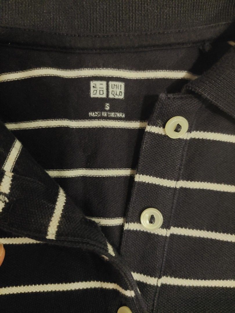 Polo Uniqlo Stripes berkerah, Fesyen Pria, Pakaian , Atasan di Carousell