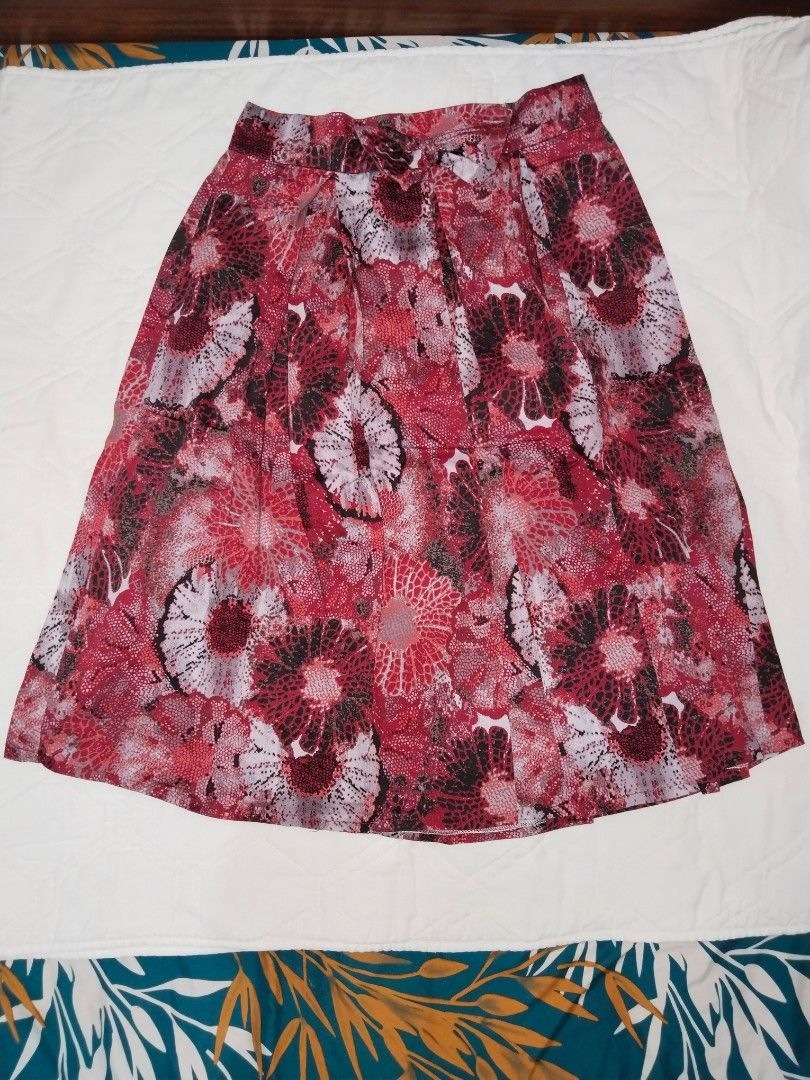 Rok Model A Line dengan Lipatan Lipatan motif bunga warna merah elegan ...
