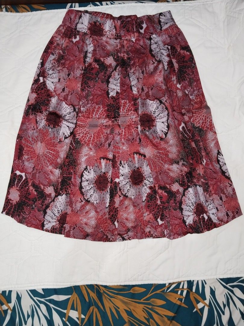 Rok Model A Line dengan Lipatan Lipatan motif bunga warna merah elegan ...