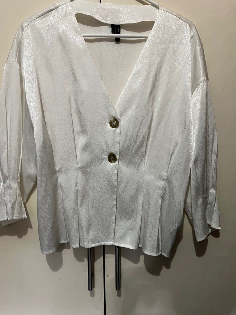 VERA MODA CLASSY WHITE TOP on Carousell