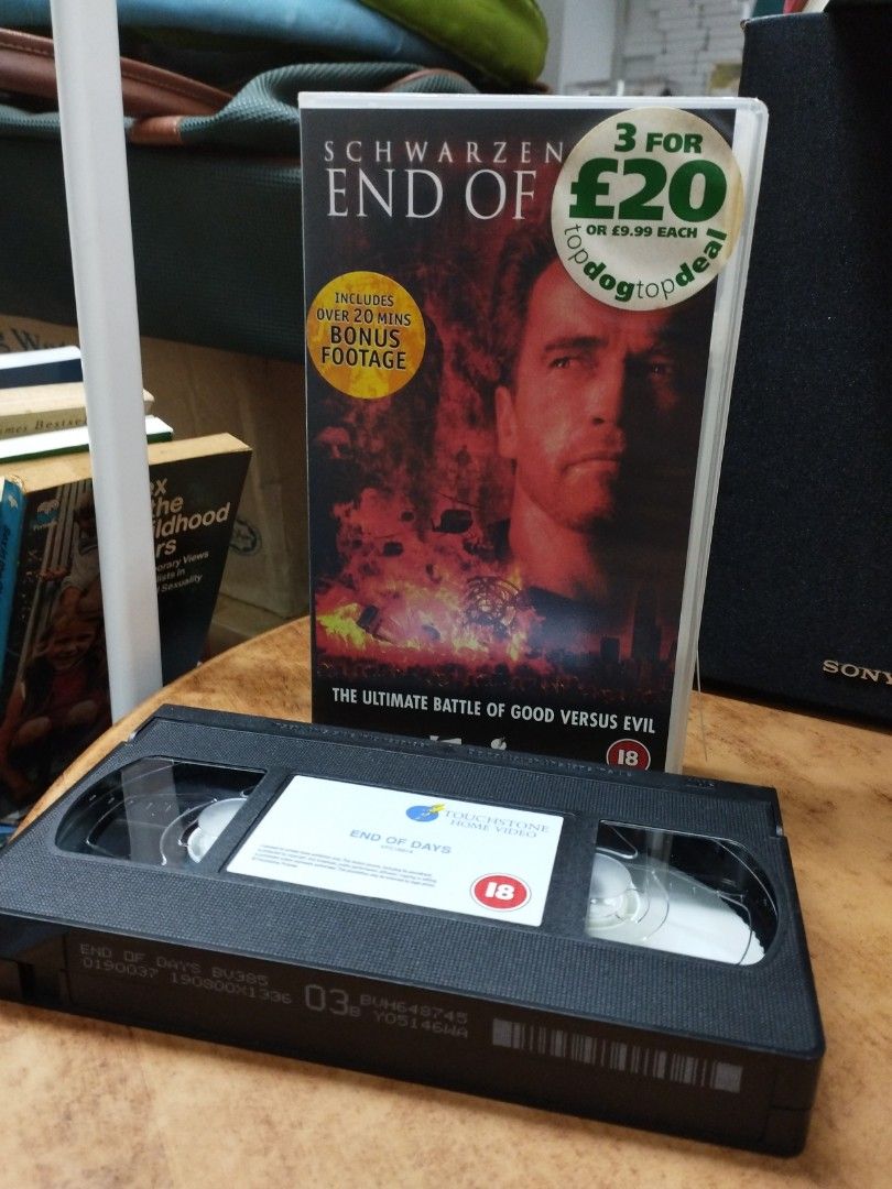(VHS) End Of Days, Hobbies & Toys, Music & Media, CDs & DVDs on Carousell