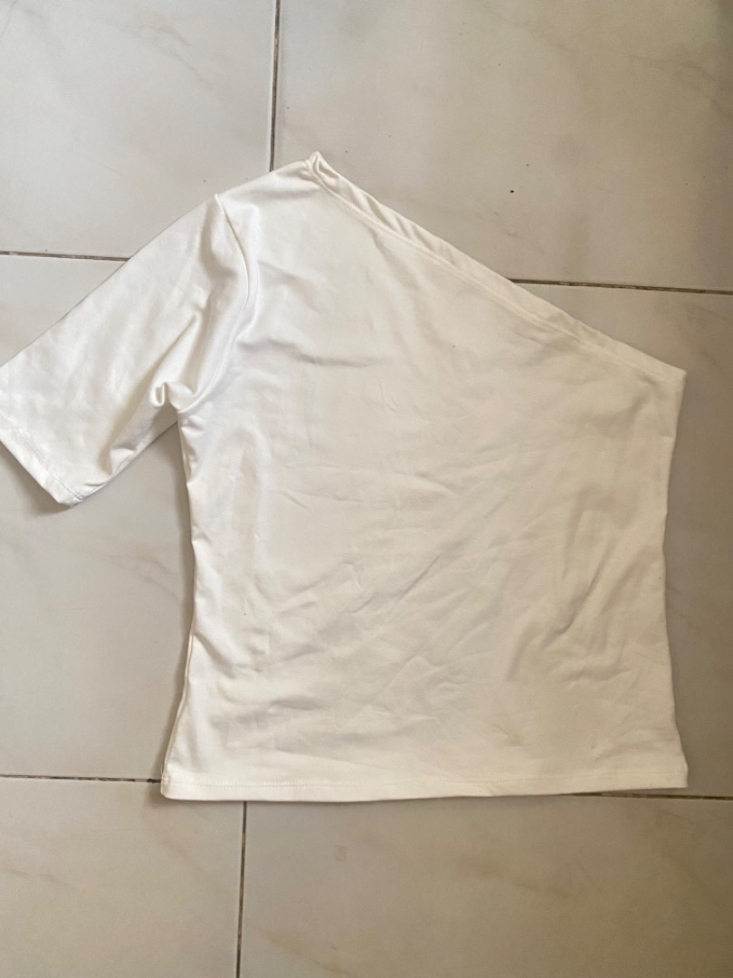 Y2K one side sleeve top on Carousell
