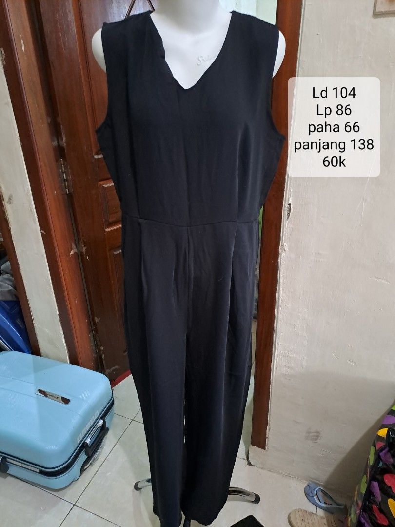 Jumpsuit hitam kutungan, Fesyen Wanita, Pakaian Wanita, Jumpsuits di Carousell
