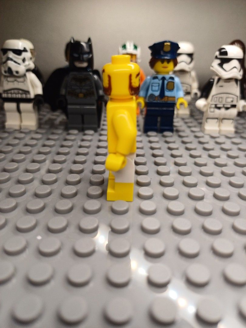 Lego naked man with leg printing (rare), 興趣及遊戲, 玩具 & 遊戲類 - Carousell