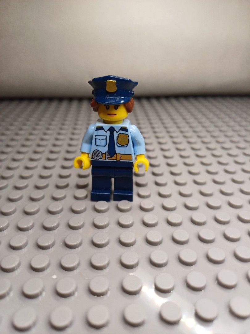 Lego policewoman Minifigure, 興趣及遊戲, 玩具 & 遊戲類 - Carousell