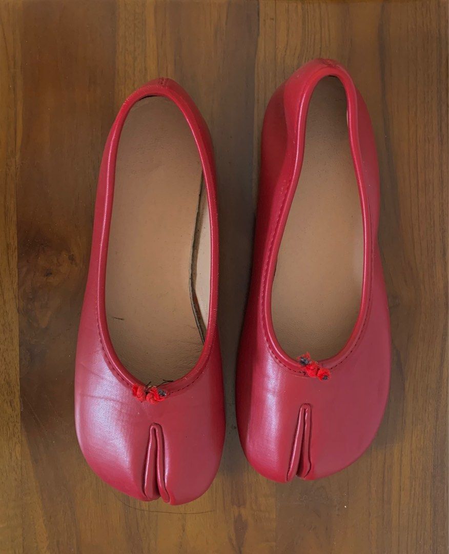 Tabi red split toe ballet flats, Women's Fashion, Footwear, Flats on ...