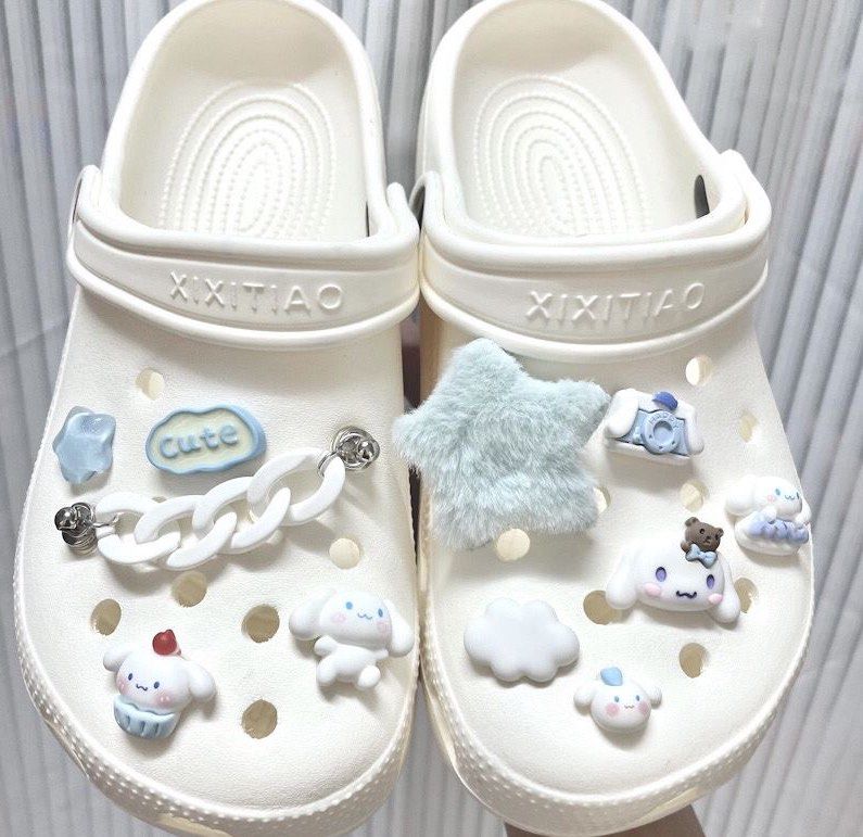 Cinnamoroll crocs buckles, 男裝, 鞋, 鞋墊及飾物 - Carousell