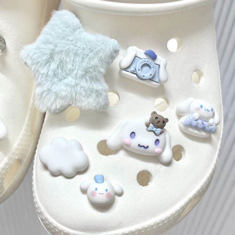 Cinnamoroll crocs buckles, 男裝, 鞋, 鞋墊及飾物 - Carousell