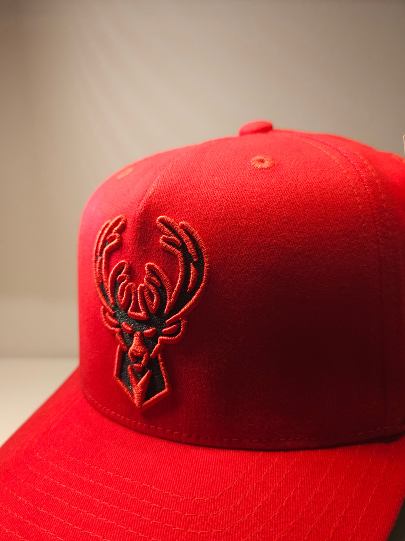MILWAUKEE BUCKS AFRAME RED Mitchell and Ness on Carousell