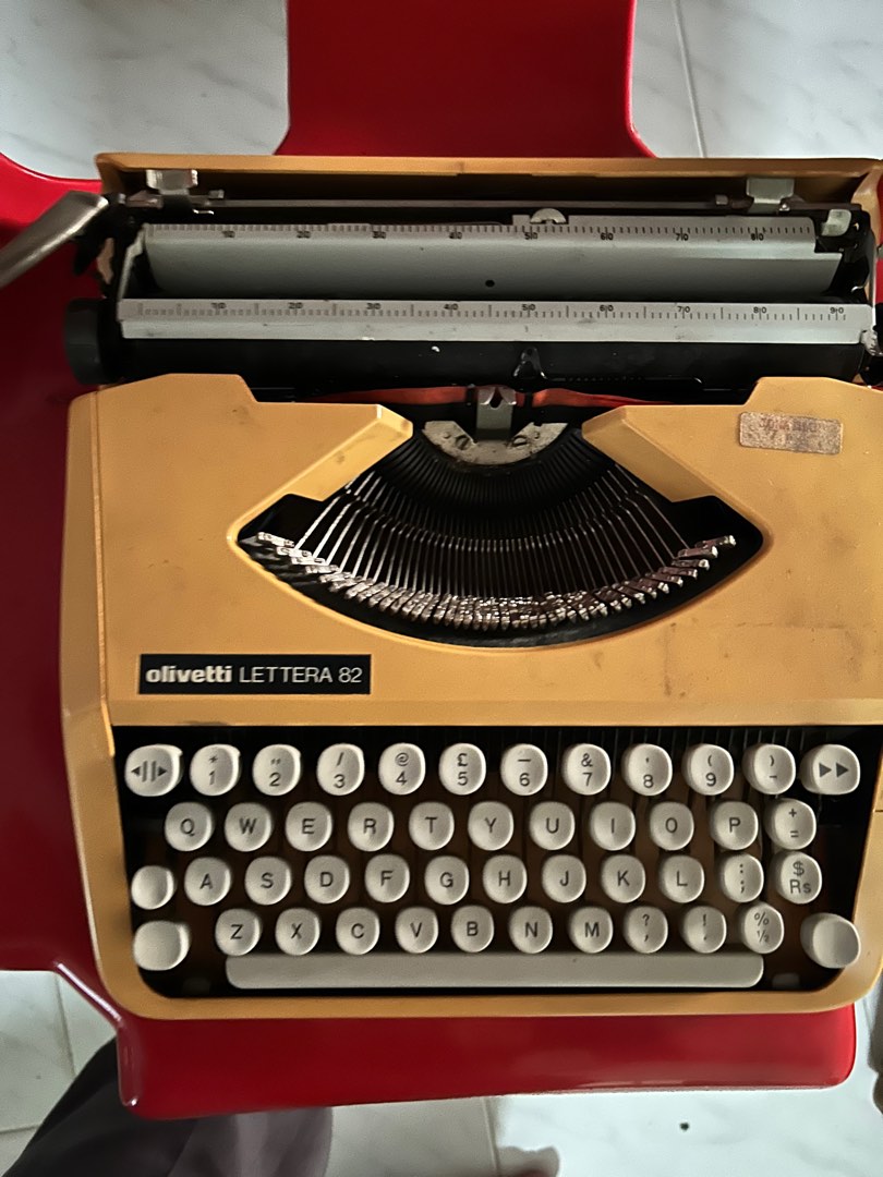 olivetti typewriter lettera 82, Hobbies & Toys, Memorabilia ...
