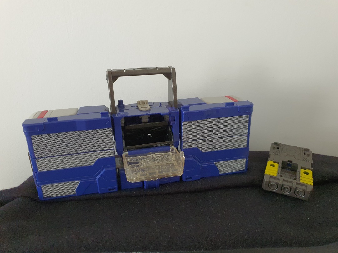 Transformers Generations Titans Return Leader Class Soundwave, Hobbies ...