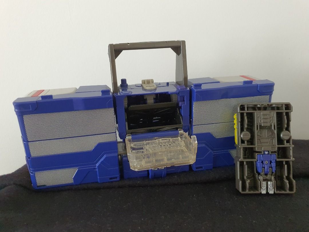 Transformers Generations Titans Return Leader Class Soundwave, Hobbies ...