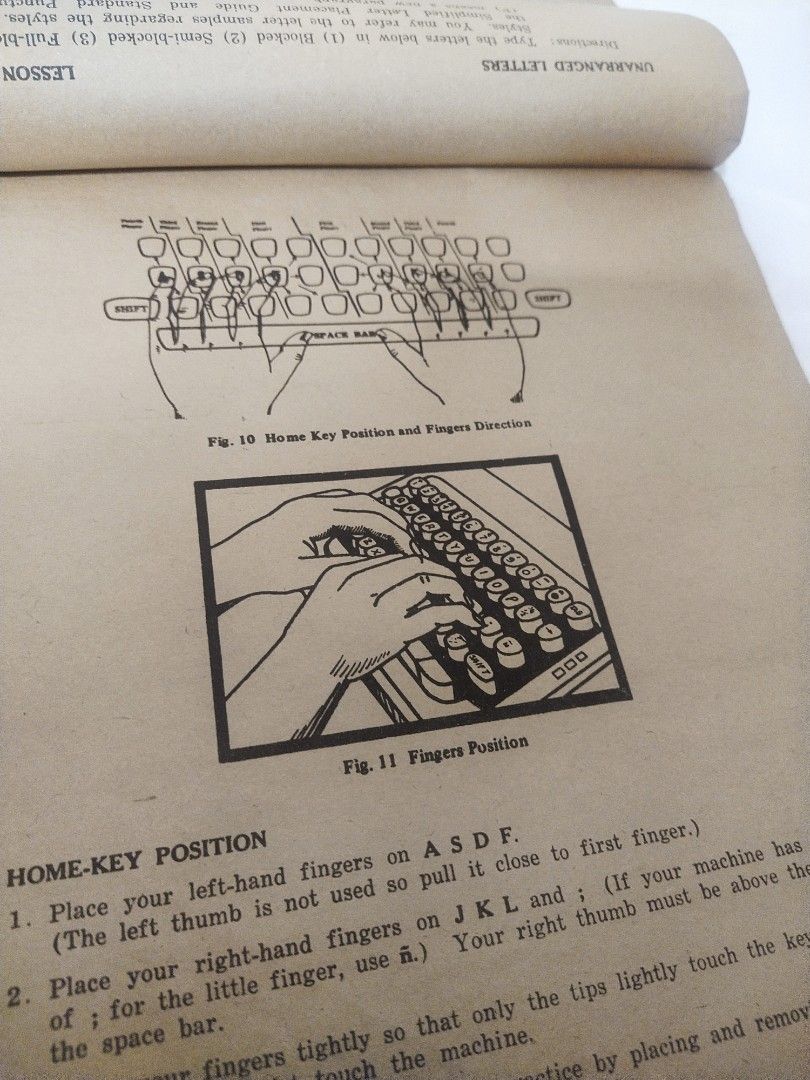 vintage book "Typewriting For Beginners"/Dolores Pineda/1984, Hobbies ...