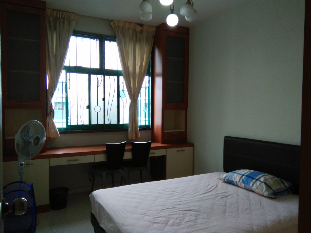 Big common room with a Queen Bed, Wifi and Air Con in Segar Road, Bukit ...