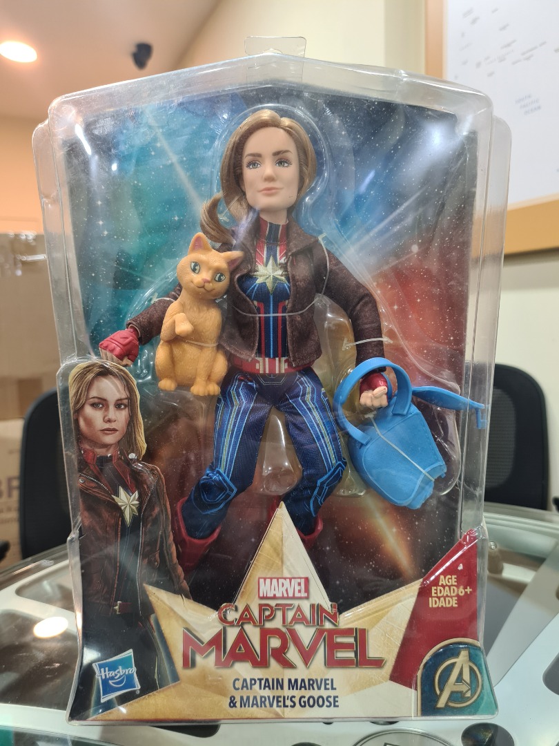 Captain Marvel - Deluxe Hero Doll and Goose the Cat /Toys, Hobbies ...