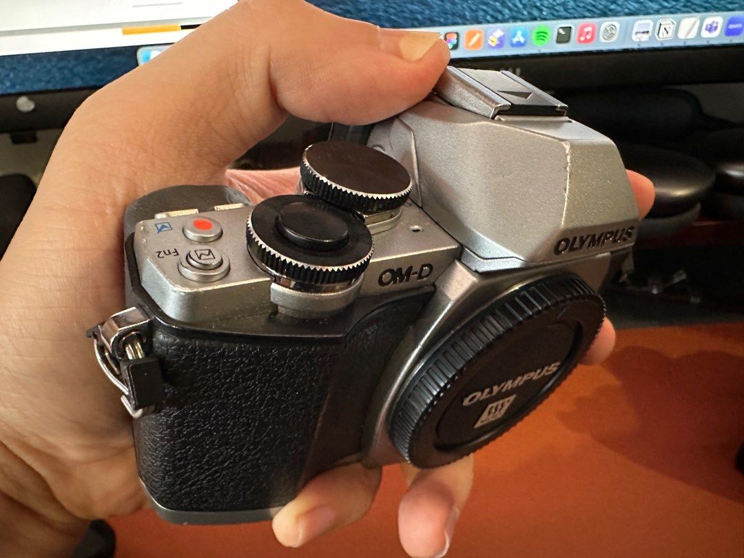 Olympus Silver (Rare!) full box Omd-Em10 Mki with kit lens, 2 batteries ...