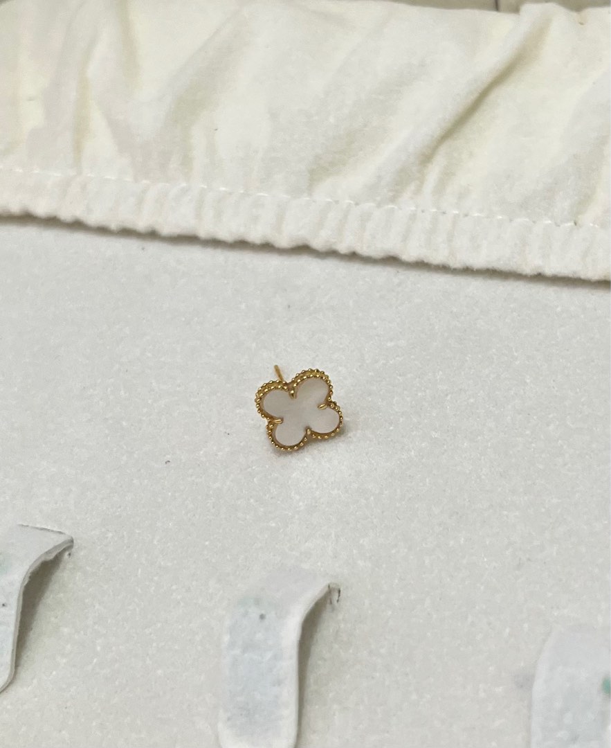 VCA pearl white earring 18k saudi gold pawnable on Carousell