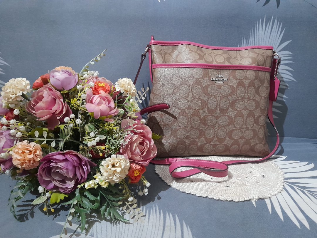 Coach File Bag Crossbody in signature Ori, Barang Mewah, Tas & Dompet ...
