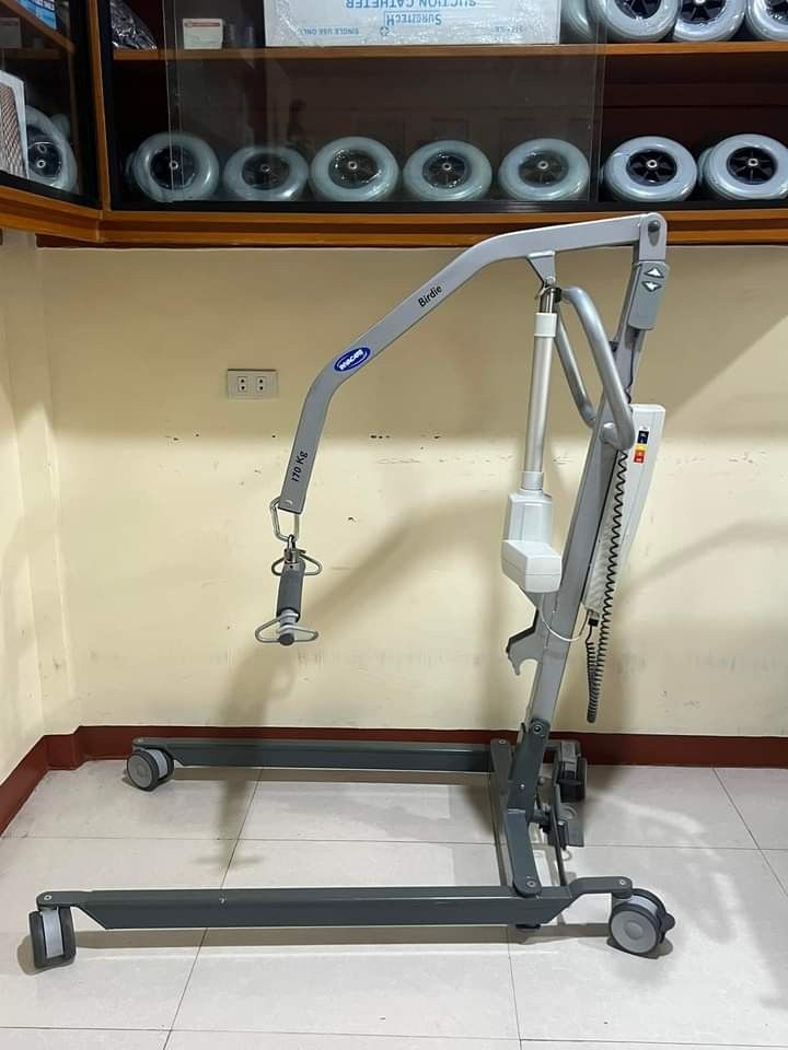 HOYER lifter 170kg invacare, Health & Nutrition, Assistive ...