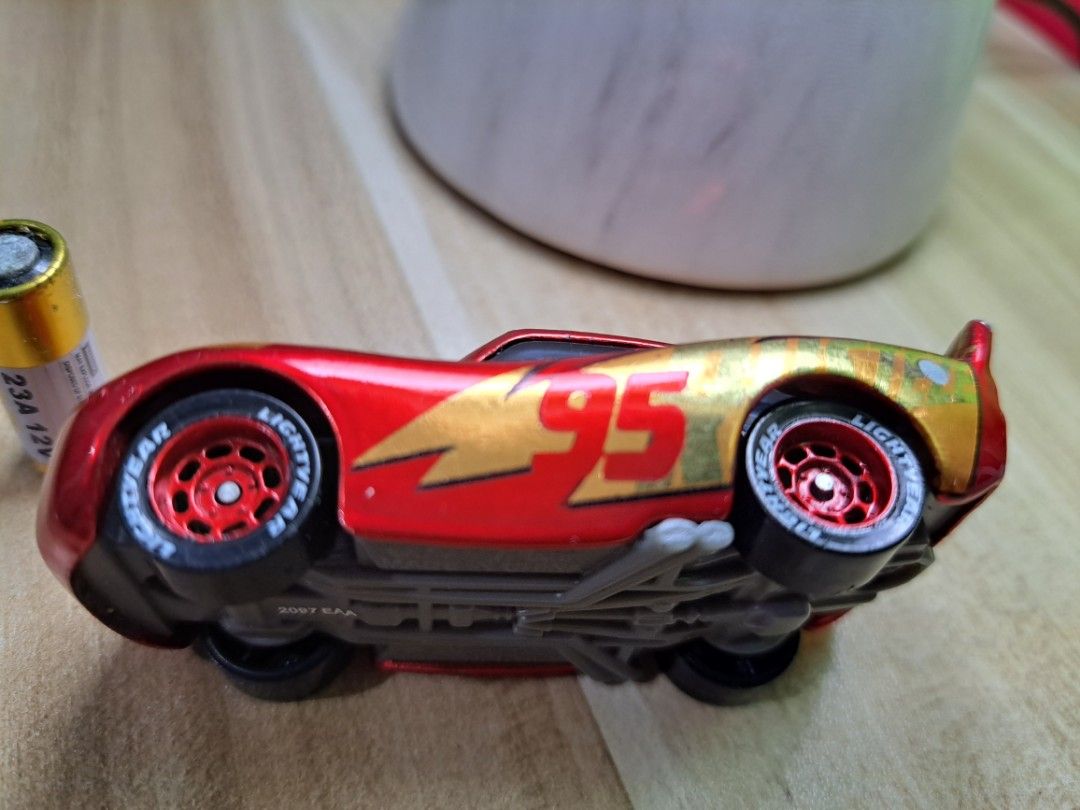 Mattel Disney Cars DXV45 Die-Cast Rust-Eze Racing Center Lightning ...