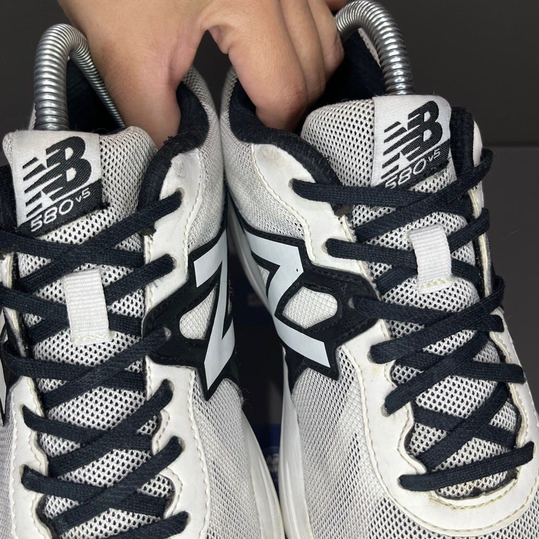 NEW BALANCE 580 v5, Fesyen Pria, Sepatu , Sneakers di Carousell