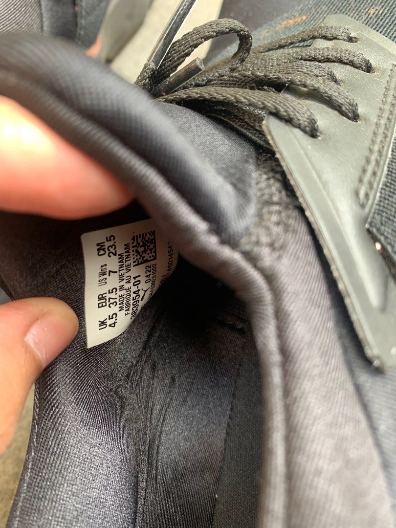 Puma pink hitam like new, Fesyen Wanita, Sepatu di Carousell