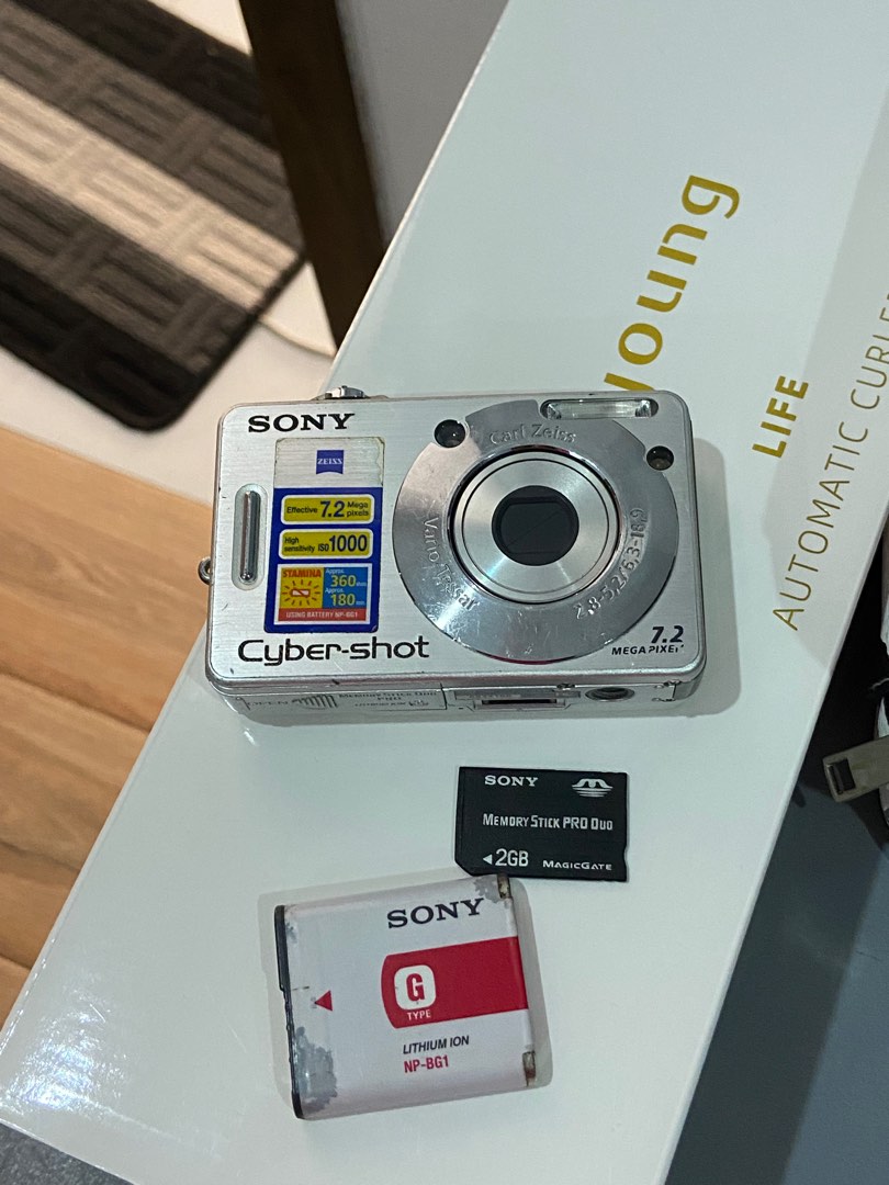 SONY DSC-W70 VINTAGE DIGI CAM, Photography, Cameras on Carousell