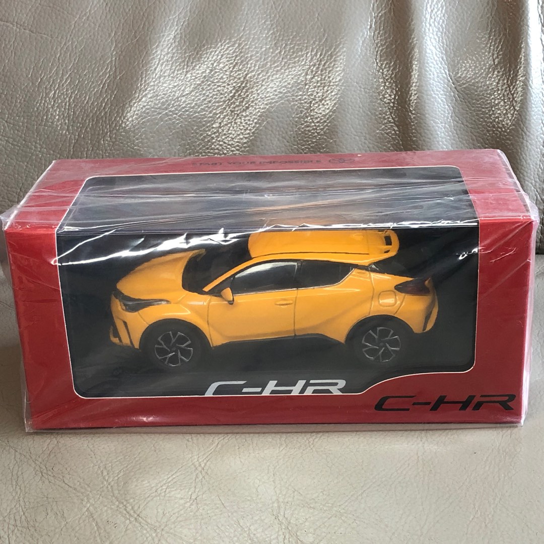 Toyota CHR C-HR 1:30 正廠豐田合金模型車非賣品 橙黃色, 興趣及遊戲, 玩具 & 遊戲類 - Carousell