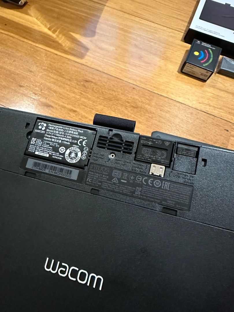 Wacom Intuos Comic Tablet (Medium)(Black) with Wacom Wireless Kit on ...