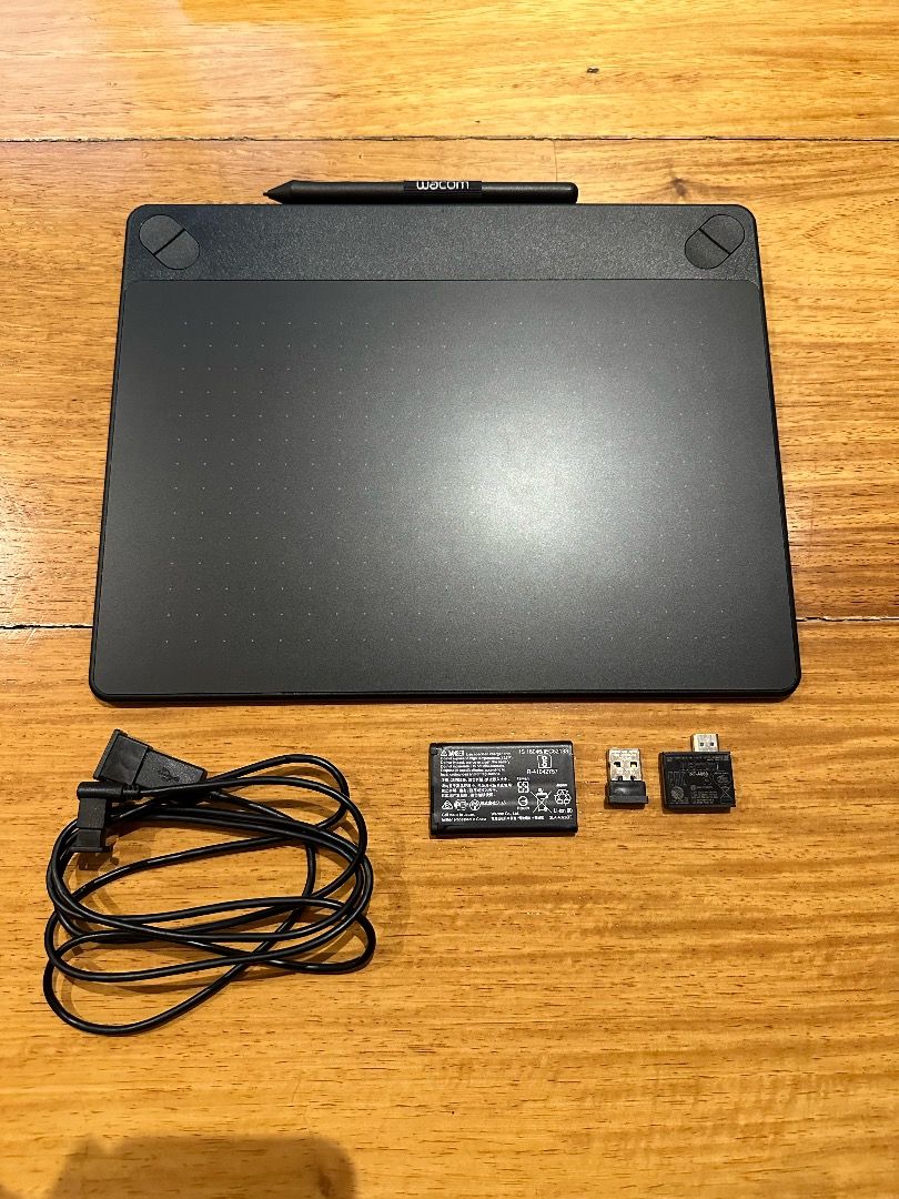 Wacom Intuos Comic Tablet (Medium)(Black) with Wacom Wireless Kit on ...