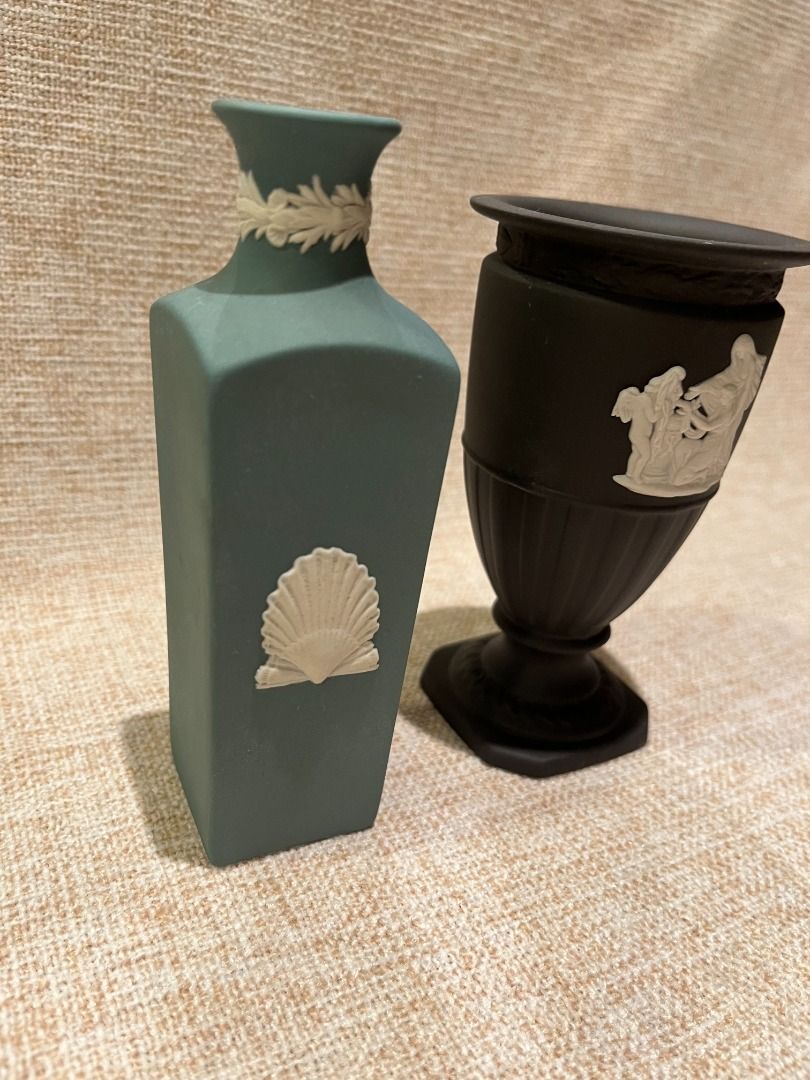 Wedgewood Jasperware teal green shell vase and black basalt Pedestal ...