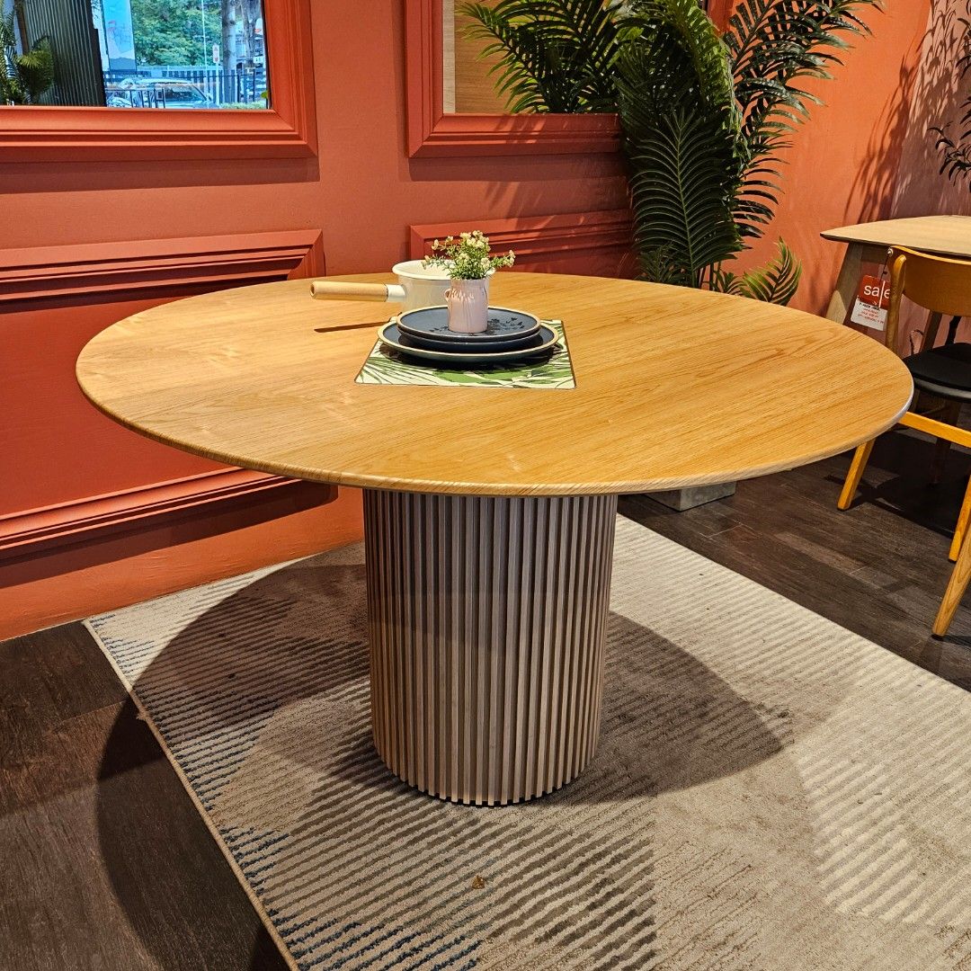 American Oak x Ohio Fluted Base Round Dining Table, Furniture & Home ...