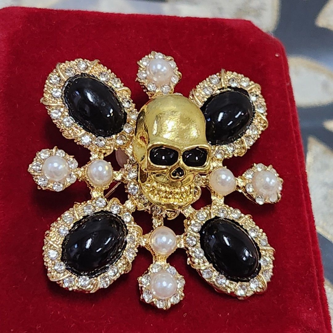 "BEAUTY FOR ASHES" BN Rare 1970's Rockstar Skull Brooch Cold Gold Jet ...