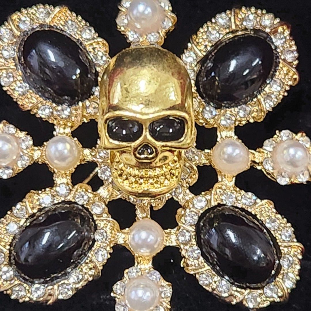 "BEAUTY FOR ASHES" BN Rare 1970's Rockstar Skull Brooch Cold Gold Jet ...