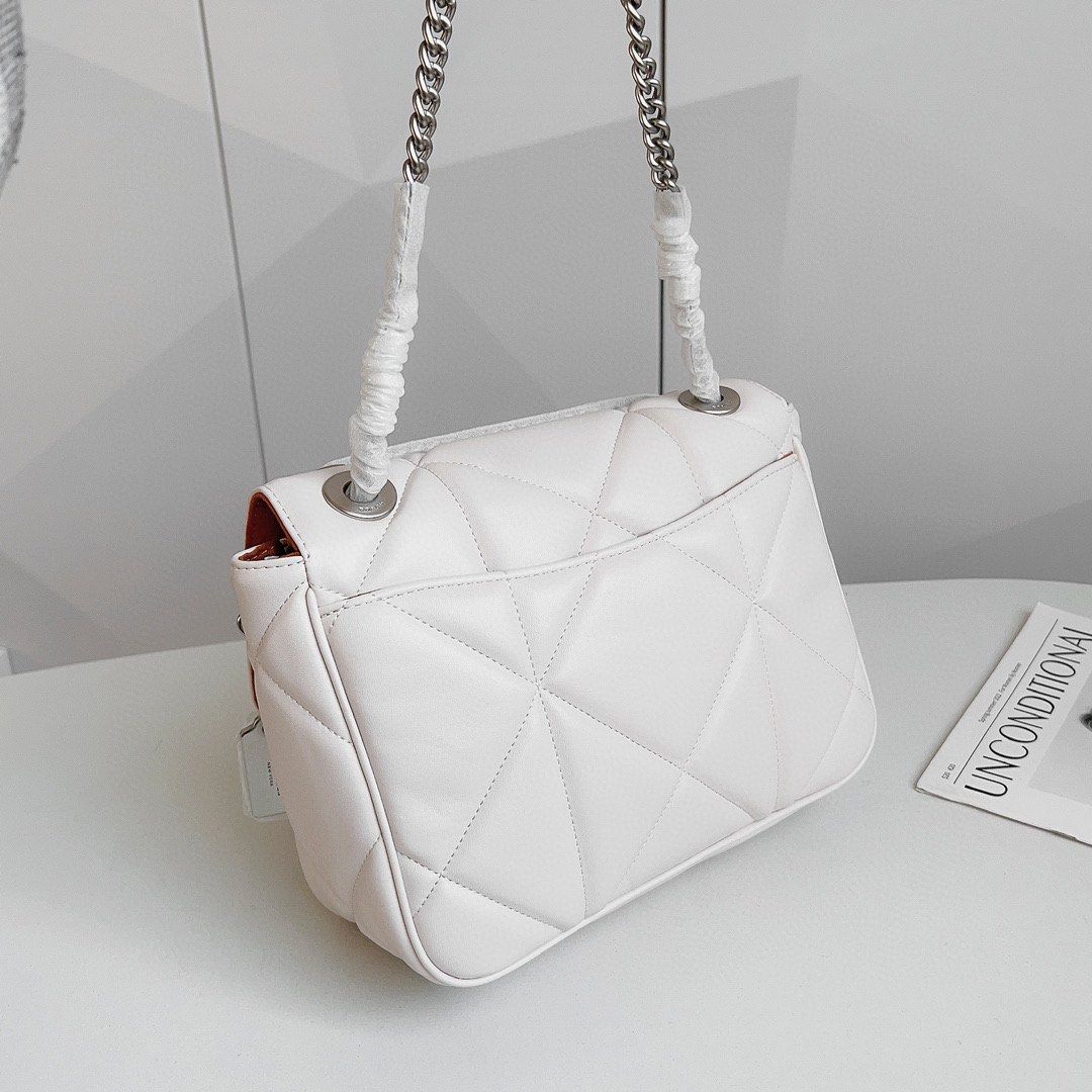 Coach new chain clamshell bag Cj611, Women's Fashion, Bags & Wallets ...