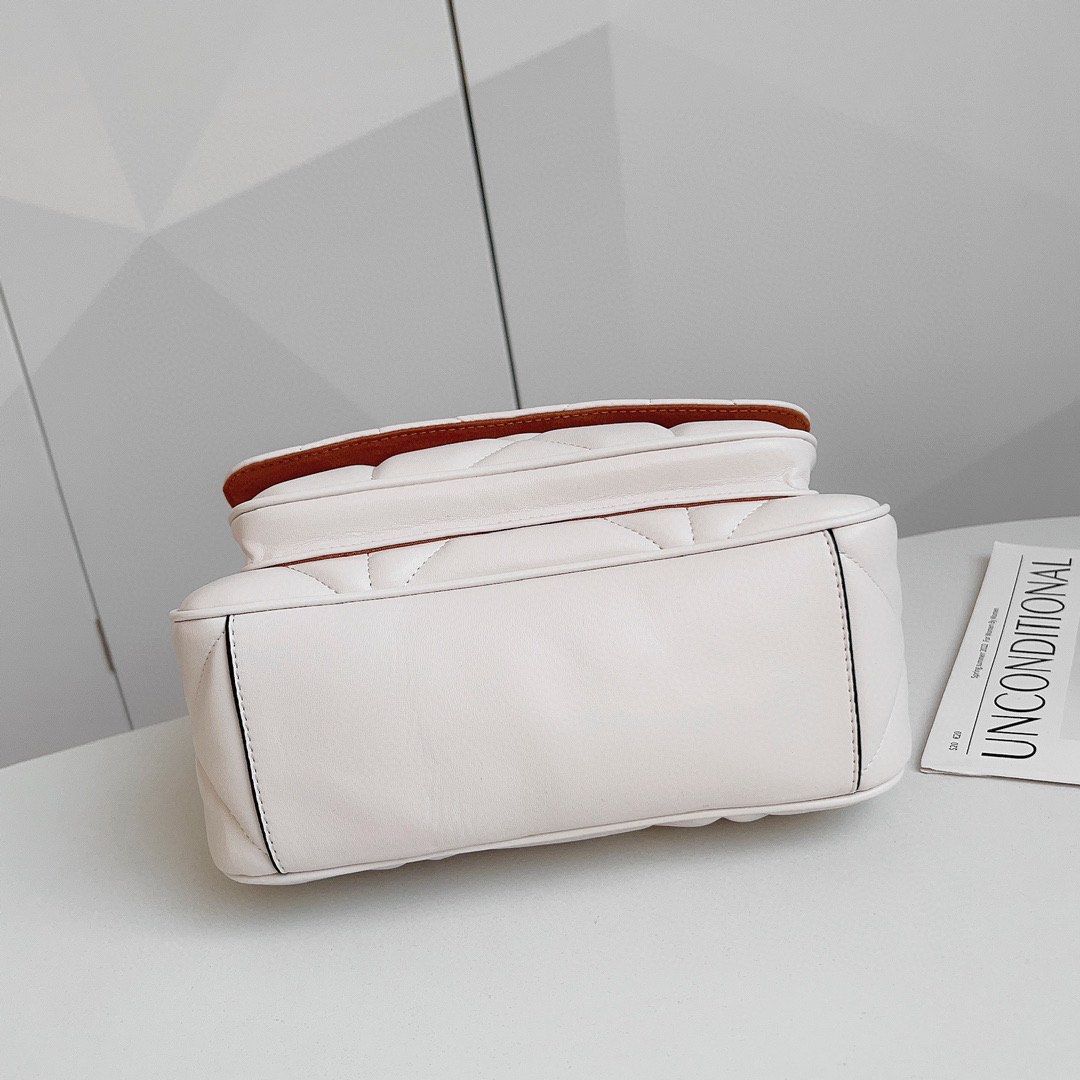 Coach new chain clamshell bag Cj611, Women's Fashion, Bags & Wallets ...