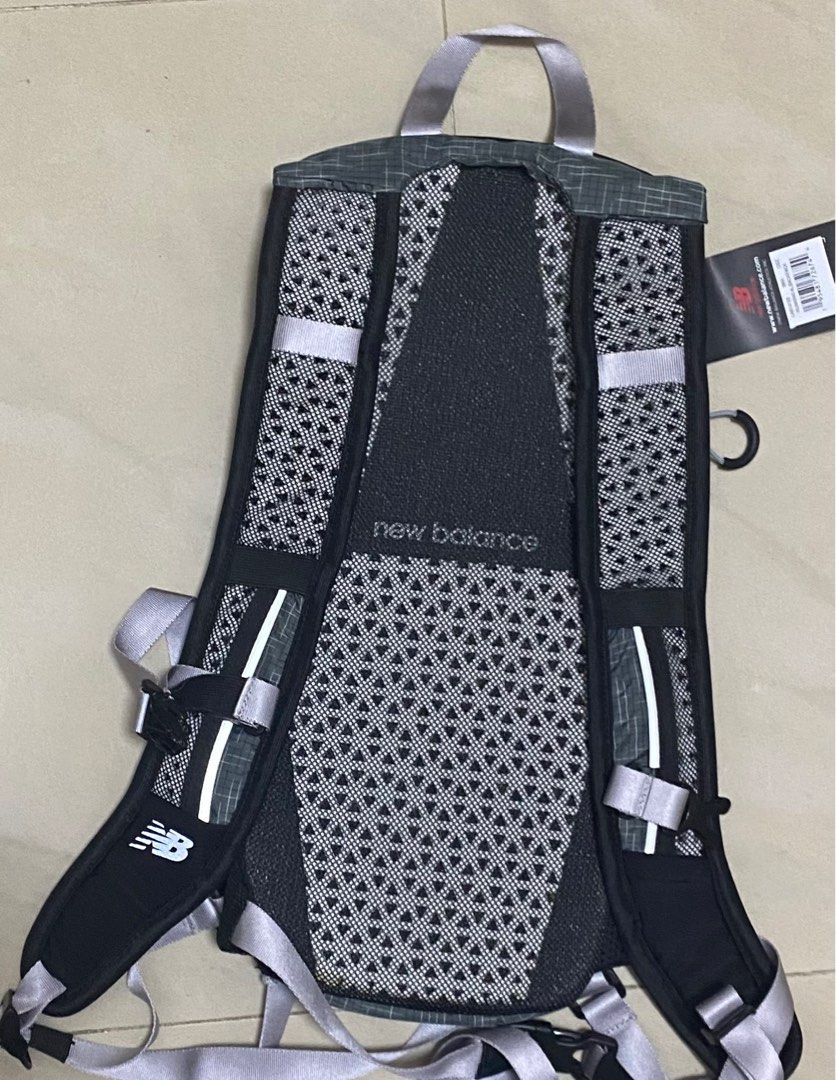 New Balance Running All Terrain 4L Backpack, 運動產品, 其他運動配件 - Carousell