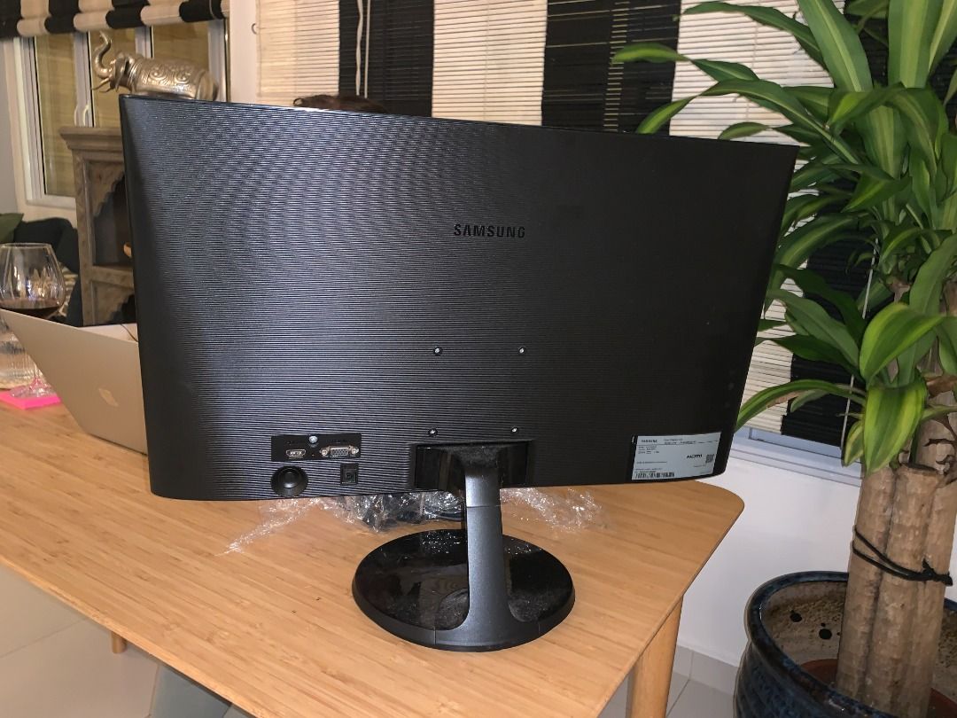 Samsung 60cm Monitor with adjustable back angle, Computers & Tech ...