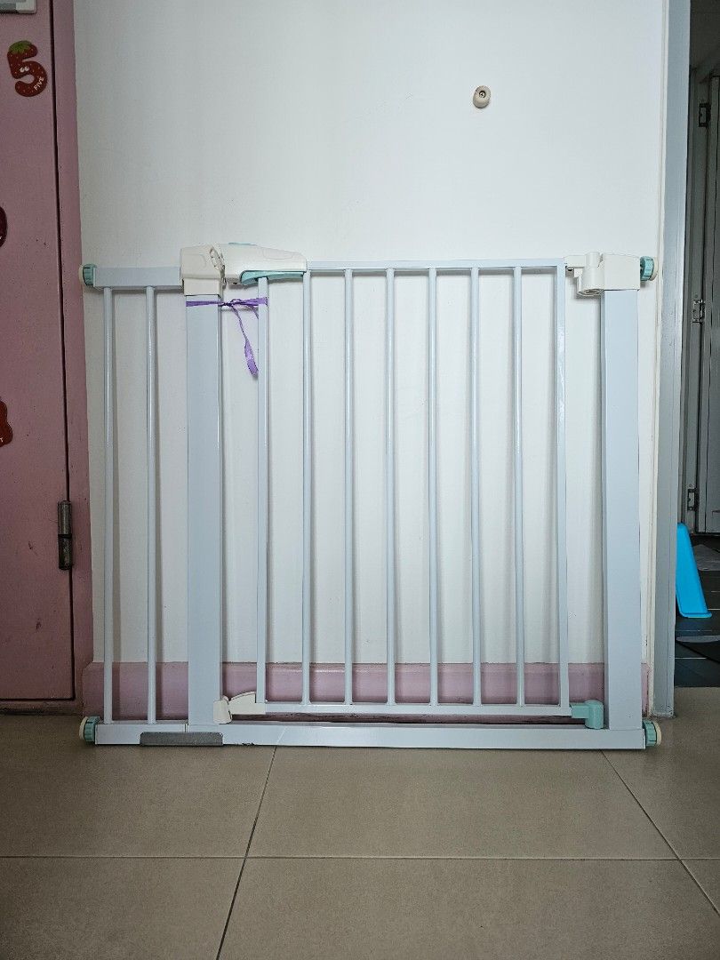 Auto-close safety gate, Babies & Kids, Baby Nursery & Kids Furniture ...