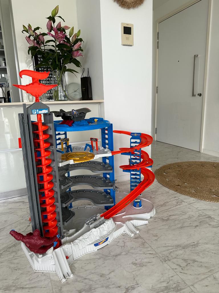 Hot Wheels Car Garage, Hobbies & Toys, Toys & Games on Carousell