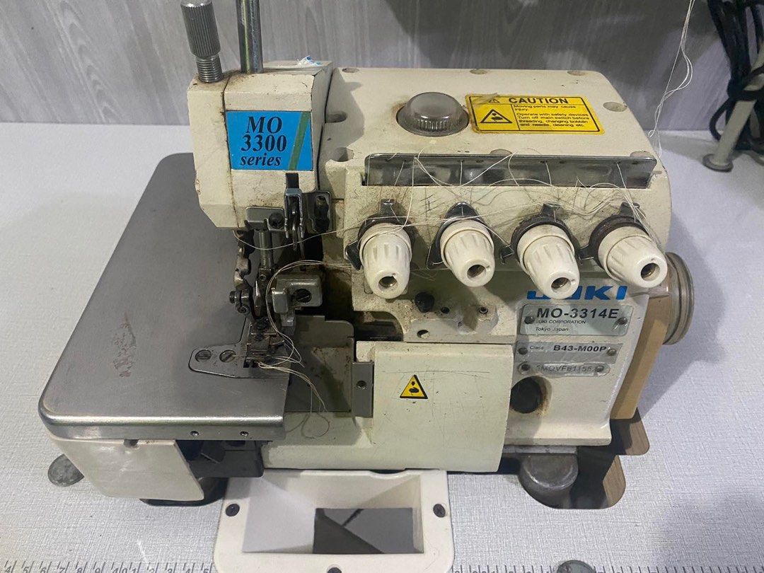 Overlock 4 threads sewing machine, Commercial & Industrial, Industrial ...