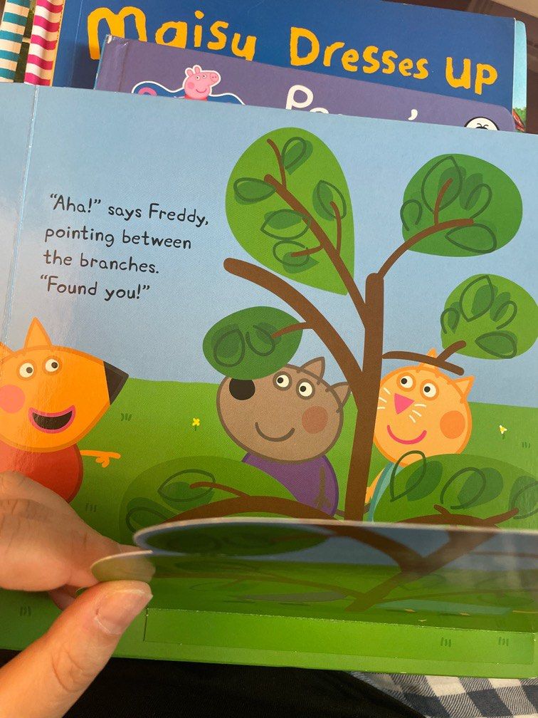 Props pig story book, 興趣及遊戲, 書本 & 文具, 小說 & 故事書 - Carousell