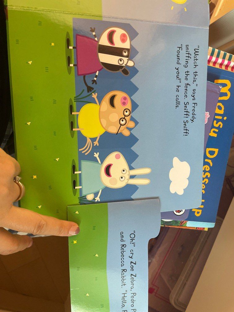 Props pig story book, 興趣及遊戲, 書本 & 文具, 小說 & 故事書 - Carousell