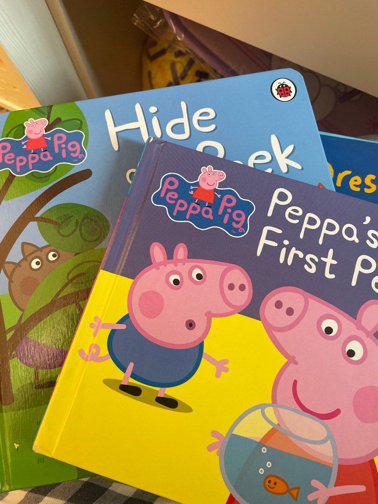 Props pig story book, 興趣及遊戲, 書本 & 文具, 小說 & 故事書 - Carousell