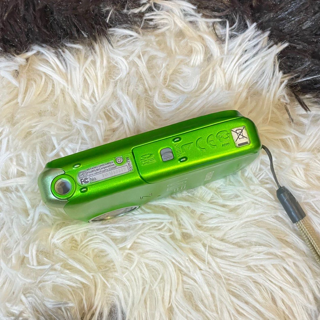 RARE VINTAGE VIBE DIGICAM - FUJIFILM FINEPIX Z33WP IN RARE COLOR, Photography, Cameras on Carousell