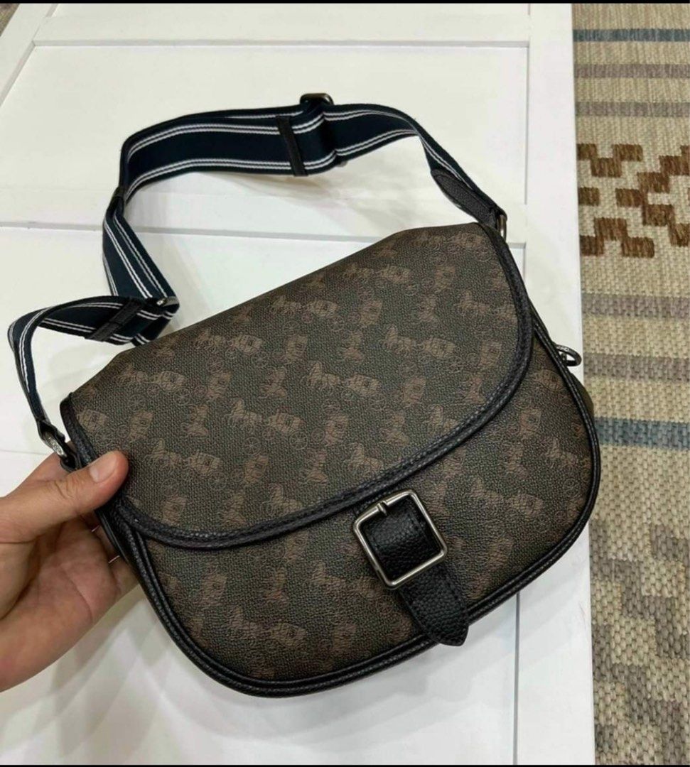 Coach Hitch Crossbody Bag, Women's Fashion, Bags & Wallets, Cross-body ...