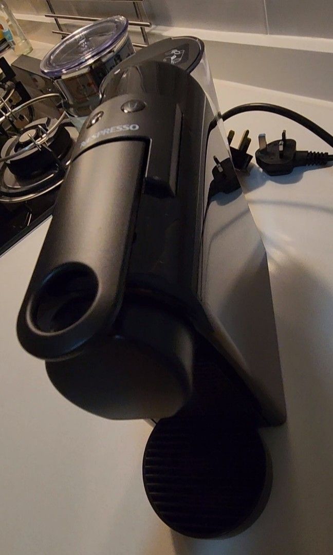 Nespresso Essenza Mini Piano Black & Aeroccino3 White Milk Frother, TV ...